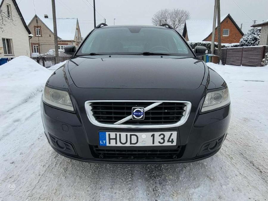Black Volvo V50 2007 in Alytus, with an engine capacity of 2.00 L and mileage of 300 thousand km for 2400 €, photo 2 on AUTOMOTO.COM.LV