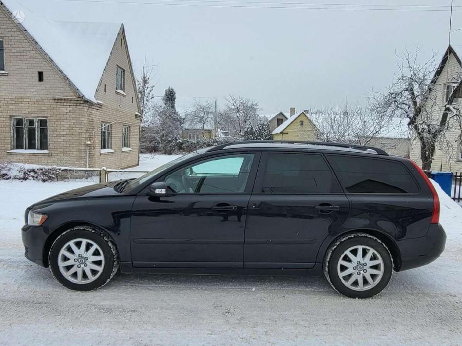 Black Volvo V50 2007 in Alytus, with an engine capacity of 2.00 L and mileage of 300 thousand km for 2400 €, photo 5 on AUTOMOTO.COM.LV