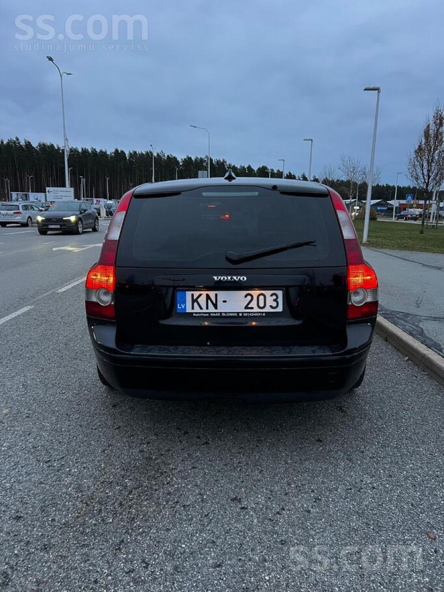 Black Volvo V50 2007 in Riga, with an engine capacity of 2.00 L and mileage of 440 thousand km for 1500 €, photo 4 on AUTOMOTO.COM.LV