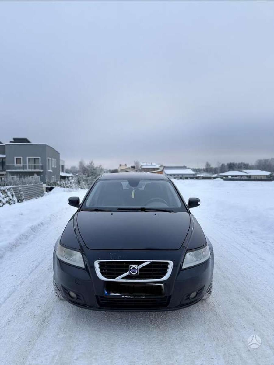 Black Volvo V50 2007 in Vilnius, with an engine capacity of 2.00 L and mileage of 398 thousand km for 2000 €, photo 2 on AUTOMOTO.COM.LV