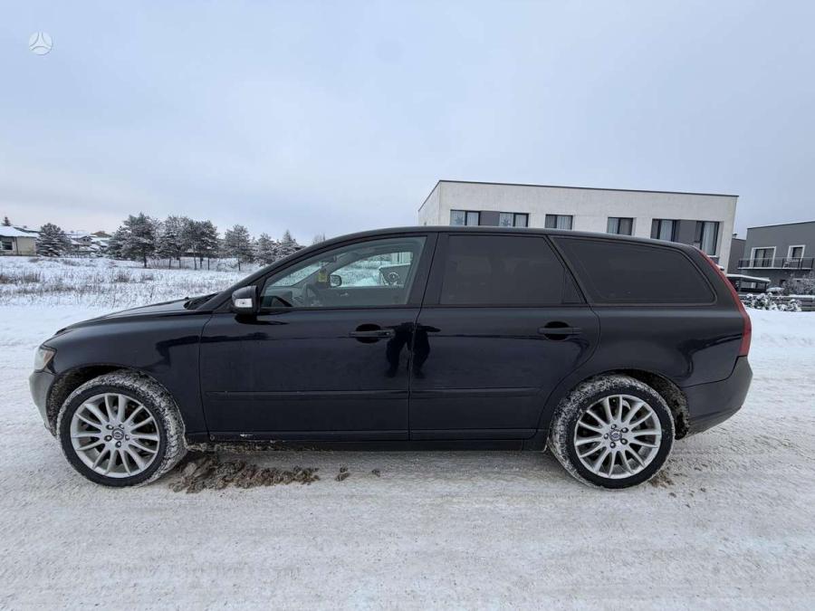Black Volvo V50 2007 in Vilnius, with an engine capacity of 2.00 L and mileage of 398 thousand km for 2000 €, photo 4 on AUTOMOTO.COM.LV