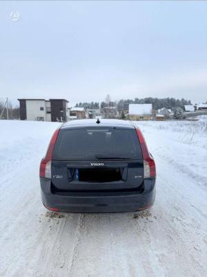 Black Volvo V50 2007 in Vilnius, with an engine capacity of 2.00 L and mileage of 398 thousand km for 2000 €, photo 6 on AUTOMOTO.COM.LV