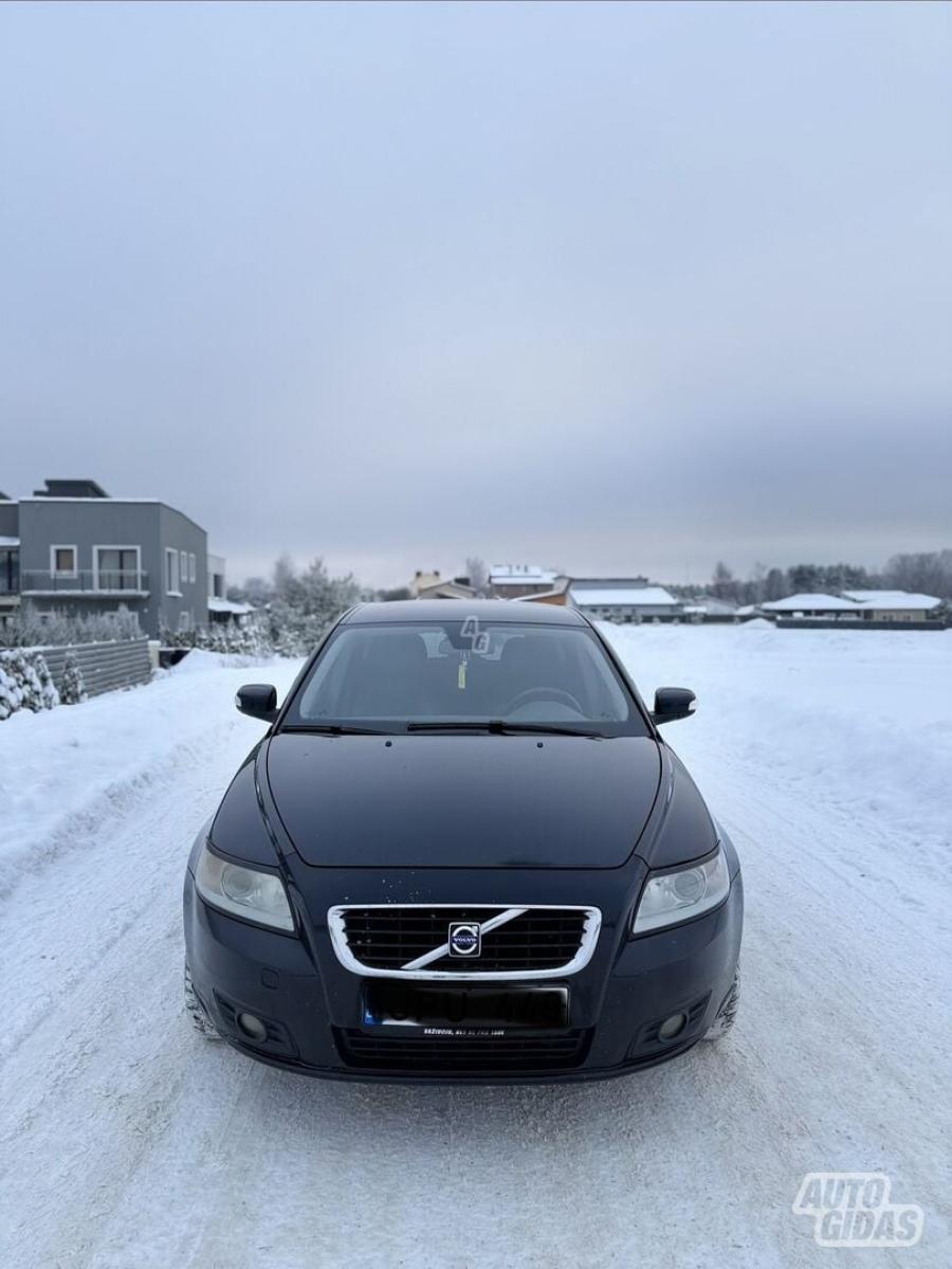 Black Volvo V50 2007 in Vilnius, with an engine capacity of 2.00 L and mileage of 398 thousand km for 2000 €, photo 2 on AUTOMOTO.COM.LV