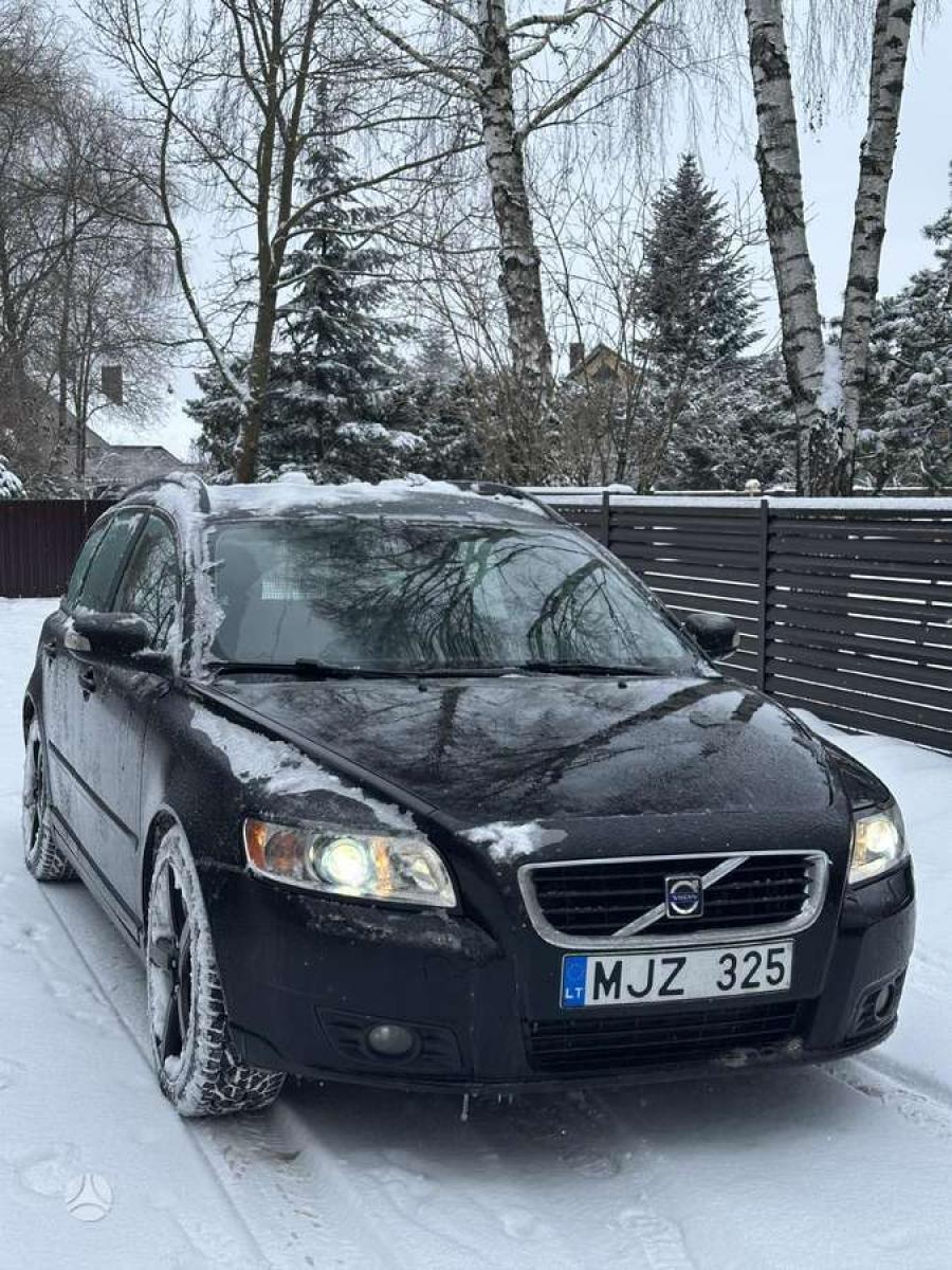 Black Volvo V50 2007 in Kaunas, with an engine capacity of 2.40 L and mileage of 316 thousand km for 2450 €, photo 1 on AUTOMOTO.COM.LV