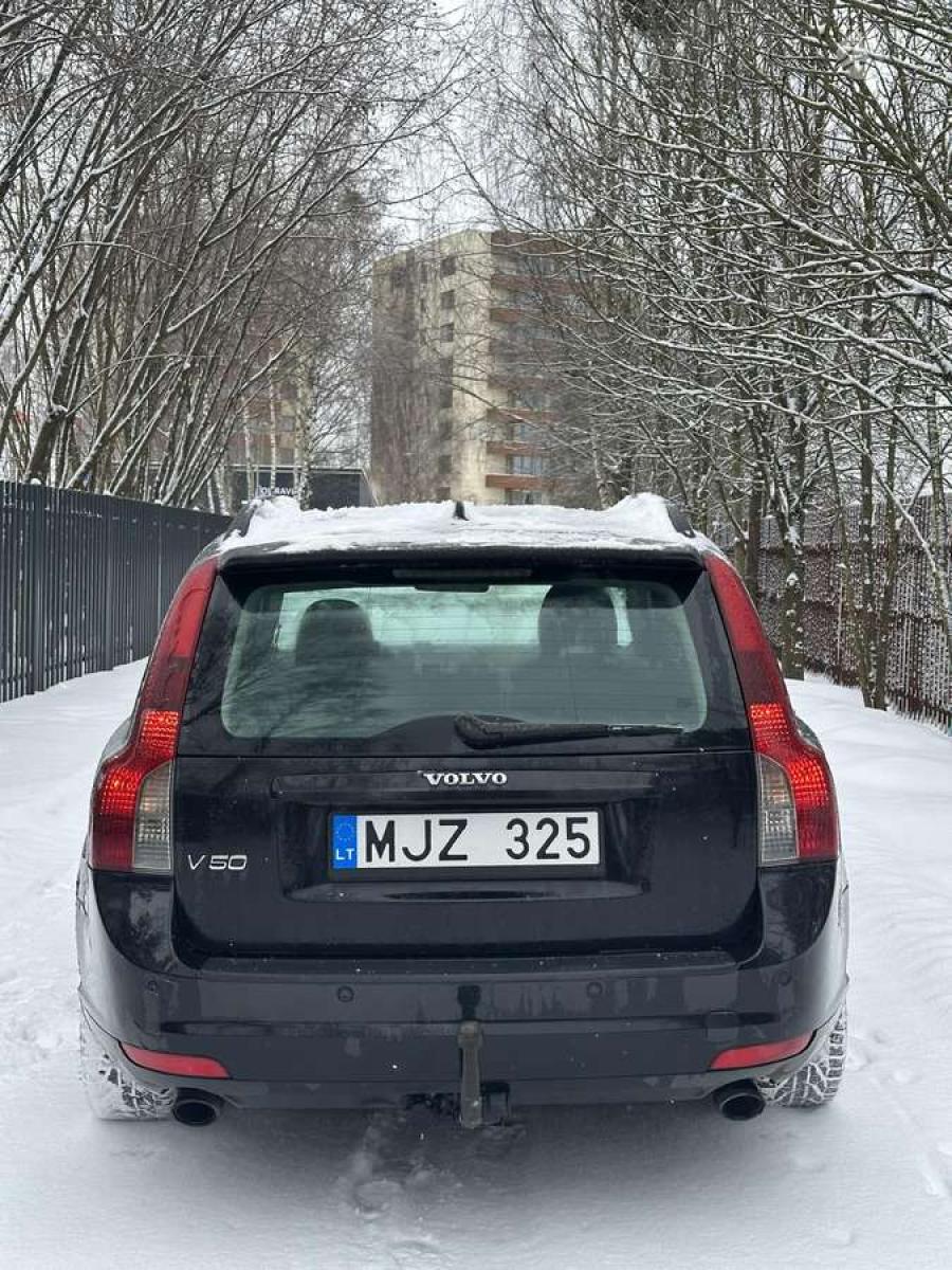 Black Volvo V50 2007 in Kaunas, with an engine capacity of 2.40 L and mileage of 316 thousand km for 2450 €, photo 4 on AUTOMOTO.COM.LV
