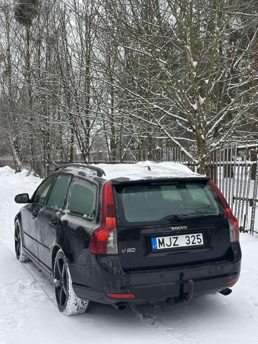 Black Volvo V50 2007 in Kaunas, with an engine capacity of 2.40 L and mileage of 316 thousand km for 2450 €, photo 6 on AUTOMOTO.COM.LV