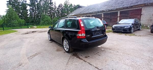 Black Volvo V50 2007 in Sirvintos, with an engine capacity of 2.00 L and mileage of 259 thousand km for 2550 €, photo 7 on AUTOMOTO.COM.LV