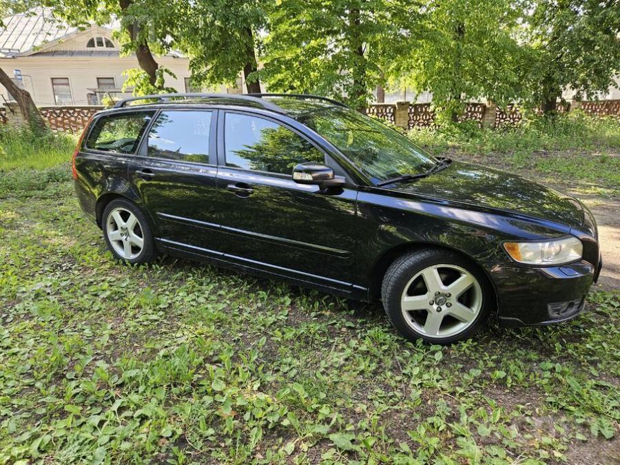 Melns Volvo V50 2007 Rīga, ar dzinēja tilpumu 2.00 L un nobraukumu 291 tūkst. km par 2900 €, foto 1 vietnē AUTOMOTO.COM.LV