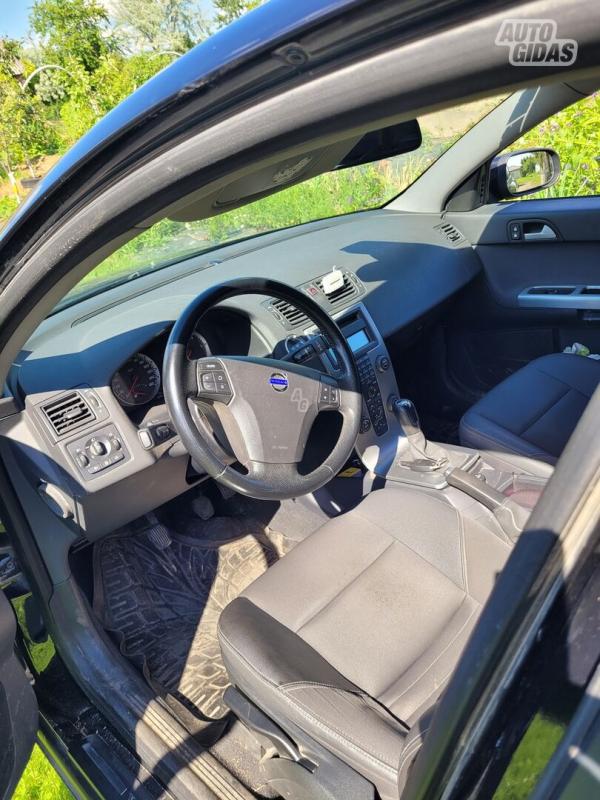 Melns Volvo V50 2007 Viļņa, ar dzinēja tilpumu 2.00 L un nobraukumu 272 tūkst. km par 2200 €, foto 4 vietnē AUTOMOTO.COM.LV