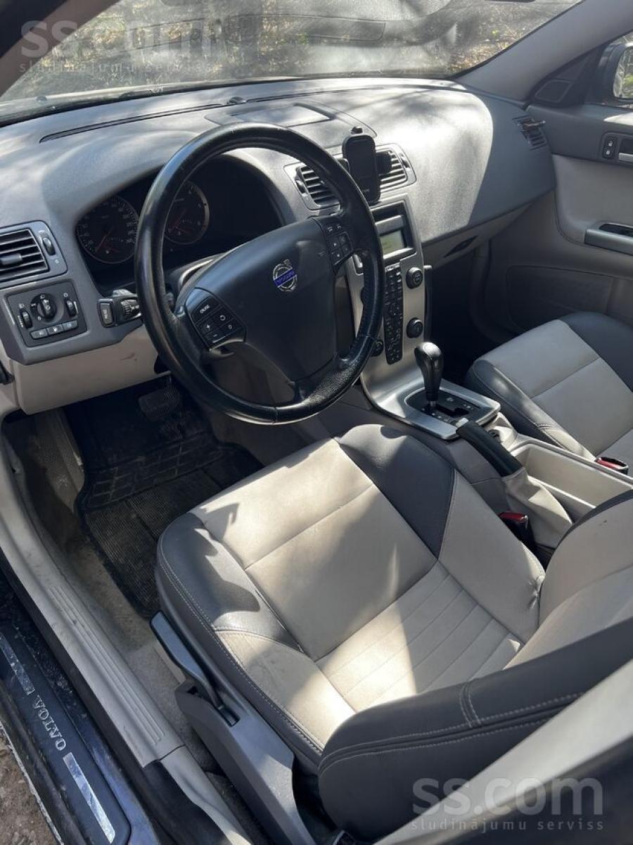 Melns Volvo V50 2007 Daugavpils, ar dzinēja tilpumu 2.40 L un nobraukumu 388 tūkst. km par 2500 €, foto 6 vietnē AUTOMOTO.COM.LV