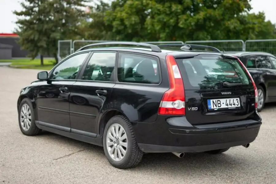 Melns Volvo V50 2007 Liepāja, ar dzinēja tilpumu 2.40 L un nobraukumu 272 tūkst. km par 5200 €, foto 3 vietnē AUTOMOTO.COM.LV