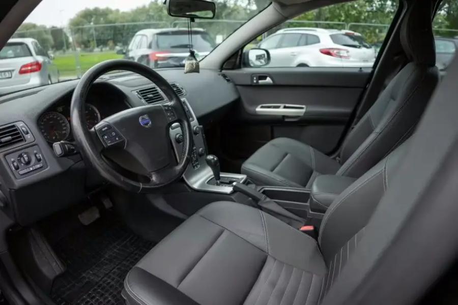 Melns Volvo V50 2007 Liepāja, ar dzinēja tilpumu 2.40 L un nobraukumu 272 tūkst. km par 5200 €, foto 9 vietnē AUTOMOTO.COM.LV