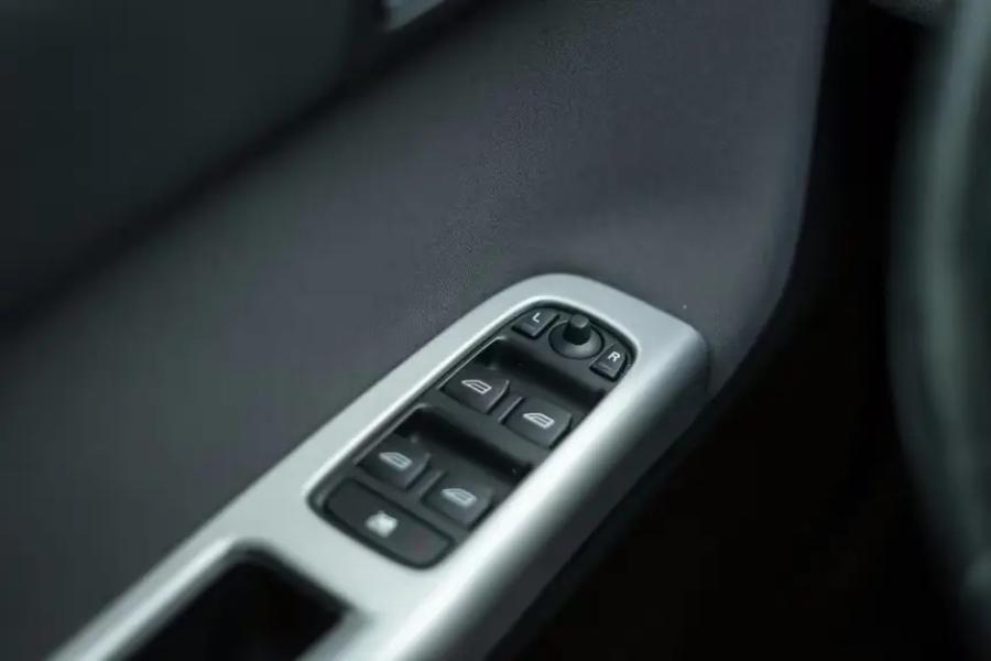 Melns Volvo V50 2007 Liepāja, ar dzinēja tilpumu 2.40 L un nobraukumu 272 tūkst. km par 5200 €, foto 21 vietnē AUTOMOTO.COM.LV