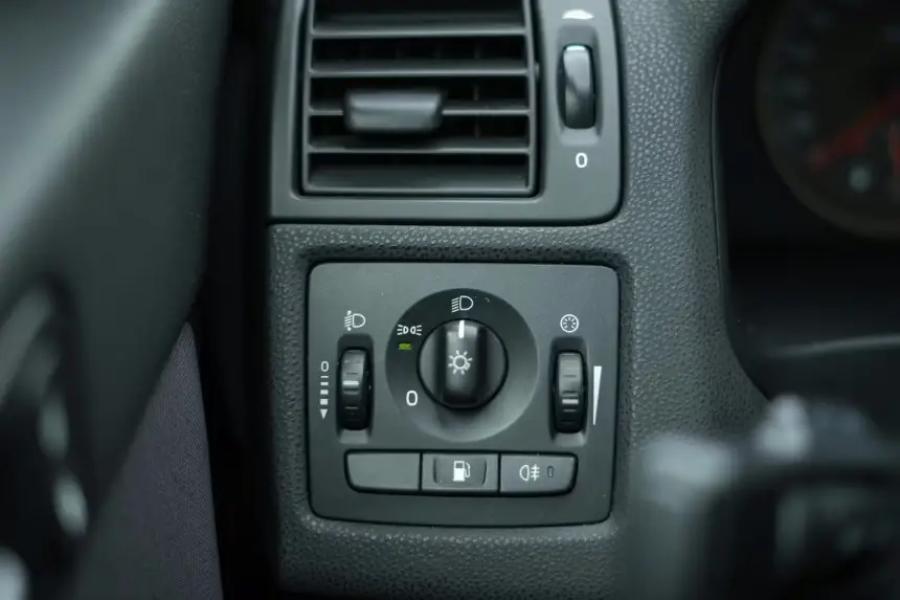 Melns Volvo V50 2007 Liepāja, ar dzinēja tilpumu 2.40 L un nobraukumu 272 tūkst. km par 5200 €, foto 22 vietnē AUTOMOTO.COM.LV