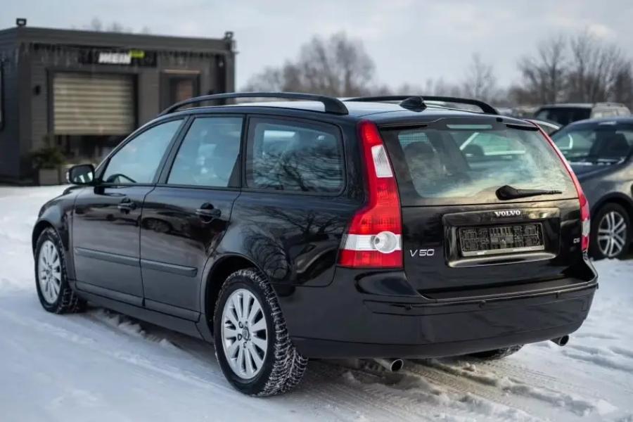 Melns Volvo V50 2007 Liepāja, ar dzinēja tilpumu 2.40 L un nobraukumu 266 tūkst. km par 4200 €, foto 3 vietnē AUTOMOTO.COM.LV