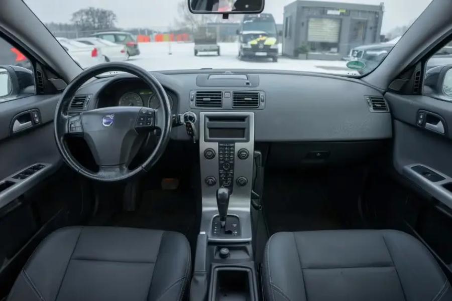 Melns Volvo V50 2007 Liepāja, ar dzinēja tilpumu 2.40 L un nobraukumu 266 tūkst. km par 4200 €, foto 8 vietnē AUTOMOTO.COM.LV