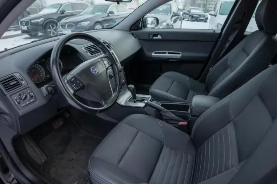 Melns Volvo V50 2007 Liepāja, ar dzinēja tilpumu 2.40 L un nobraukumu 266 tūkst. km par 4200 €, foto 9 vietnē AUTOMOTO.COM.LV