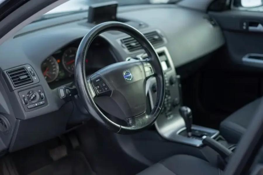 Melns Volvo V50 2007 Liepāja, ar dzinēja tilpumu 2.40 L un nobraukumu 266 tūkst. km par 4200 €, foto 14 vietnē AUTOMOTO.COM.LV