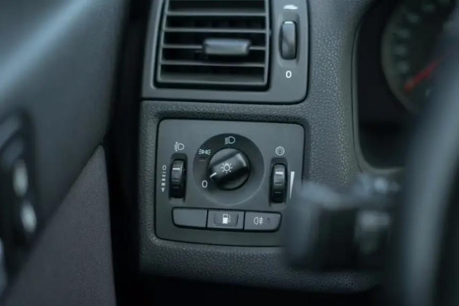 Melns Volvo V50 2007 Liepāja, ar dzinēja tilpumu 2.40 L un nobraukumu 266 tūkst. km par 4200 €, foto 19 vietnē AUTOMOTO.COM.LV