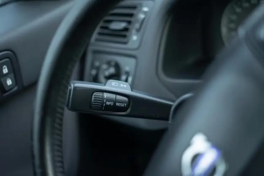 Melns Volvo V50 2007 Liepāja, ar dzinēja tilpumu 2.40 L un nobraukumu 266 tūkst. km par 4200 €, foto 22 vietnē AUTOMOTO.COM.LV