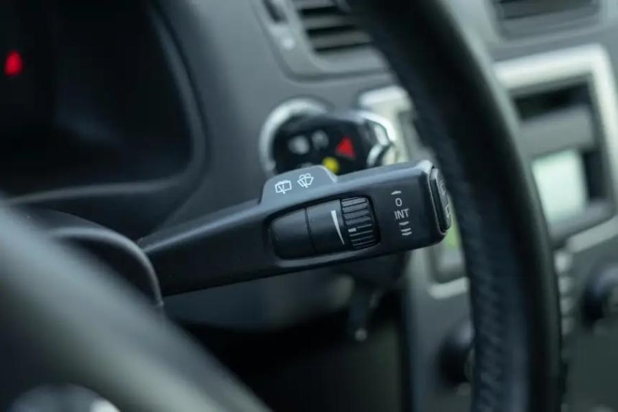 Melns Volvo V50 2007 Liepāja, ar dzinēja tilpumu 2.40 L un nobraukumu 266 tūkst. km par 4200 €, foto 23 vietnē AUTOMOTO.COM.LV