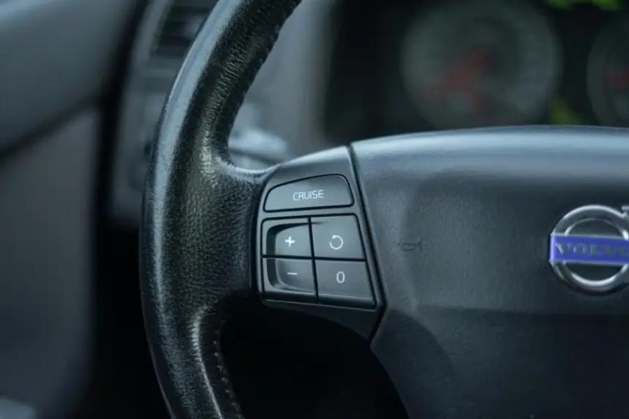 Melns Volvo V50 2007 Liepāja, ar dzinēja tilpumu 2.40 L un nobraukumu 266 tūkst. km par 4200 €, foto 24 vietnē AUTOMOTO.COM.LV