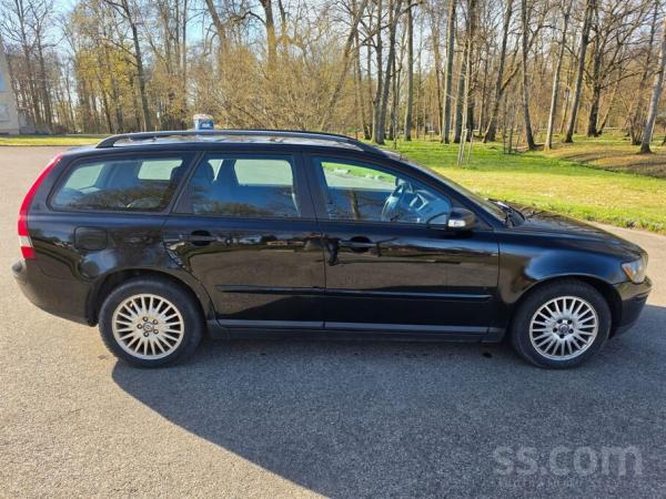 Melns Volvo V50 2007 Ogre, ar dzinēja tilpumu 2.00 L un nobraukumu 370 tūkst. km par 1700 €, foto 2 vietnē AUTOMOTO.COM.LV