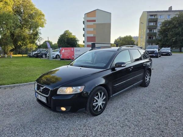 Black Volvo V50 2007 in Ventspils, with an engine capacity of 1.60 L and mileage of 309 thousand km for 1700 €, photo 1 on AUTOMOTO.COM.LV