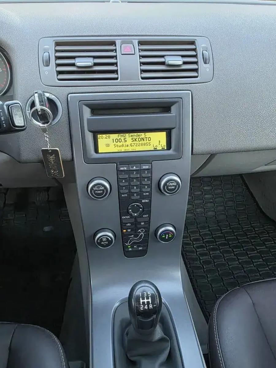 Black Volvo V50 2007 in Ventspils, with an engine capacity of 1.60 L and mileage of 309 thousand km for 1700 €, photo 12 on AUTOMOTO.COM.LV