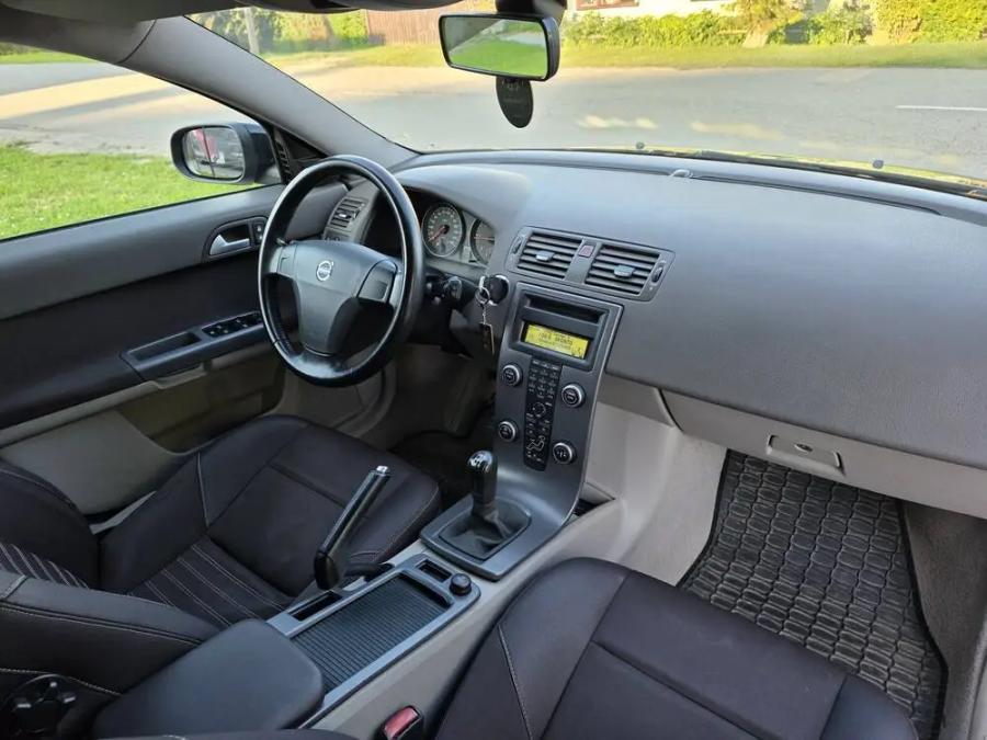 Black Volvo V50 2007 in Ventspils, with an engine capacity of 1.60 L and mileage of 309 thousand km for 1700 €, photo 14 on AUTOMOTO.COM.LV