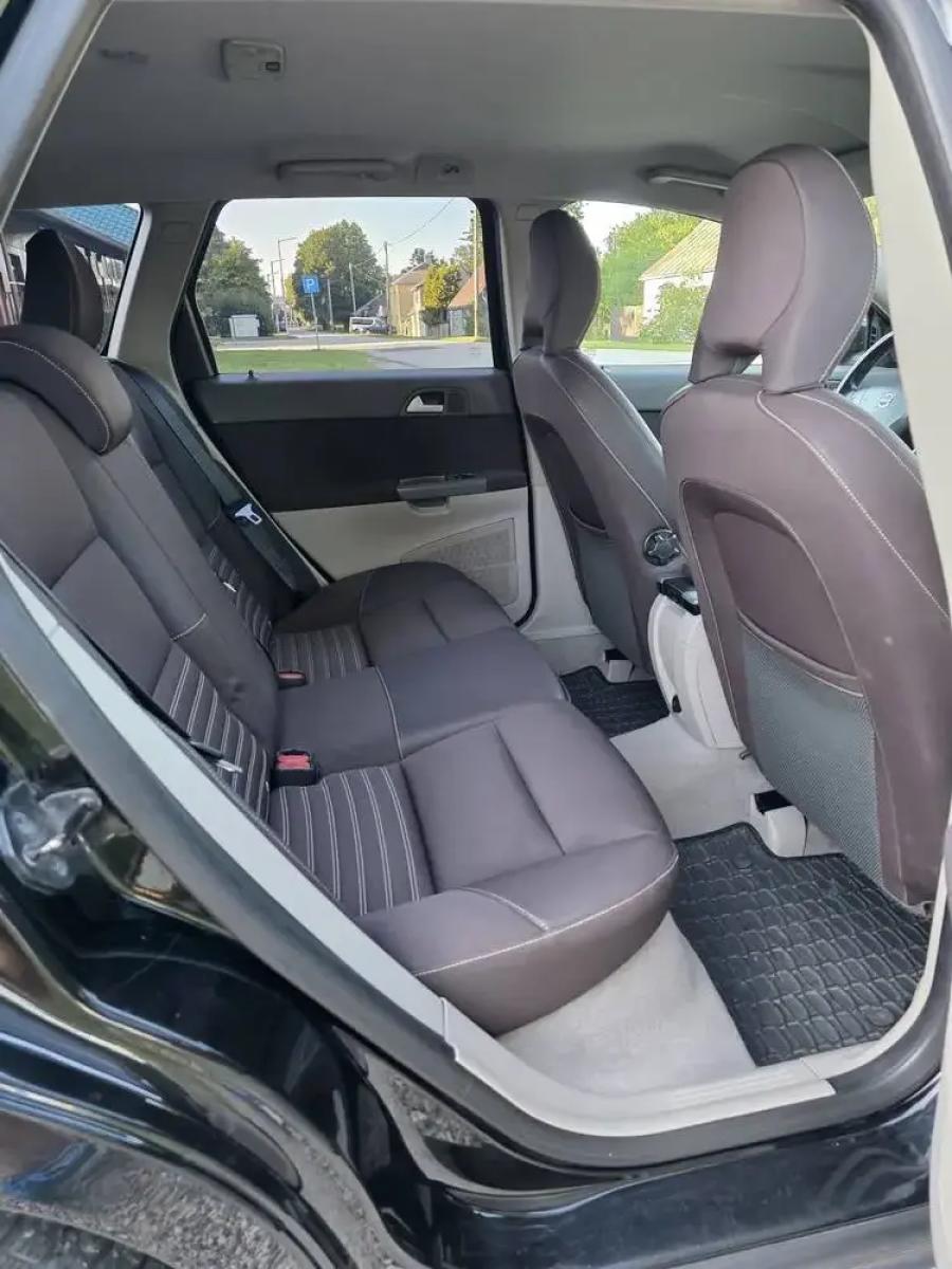Black Volvo V50 2007 in Ventspils, with an engine capacity of 1.60 L and mileage of 309 thousand km for 1700 €, photo 16 on AUTOMOTO.COM.LV