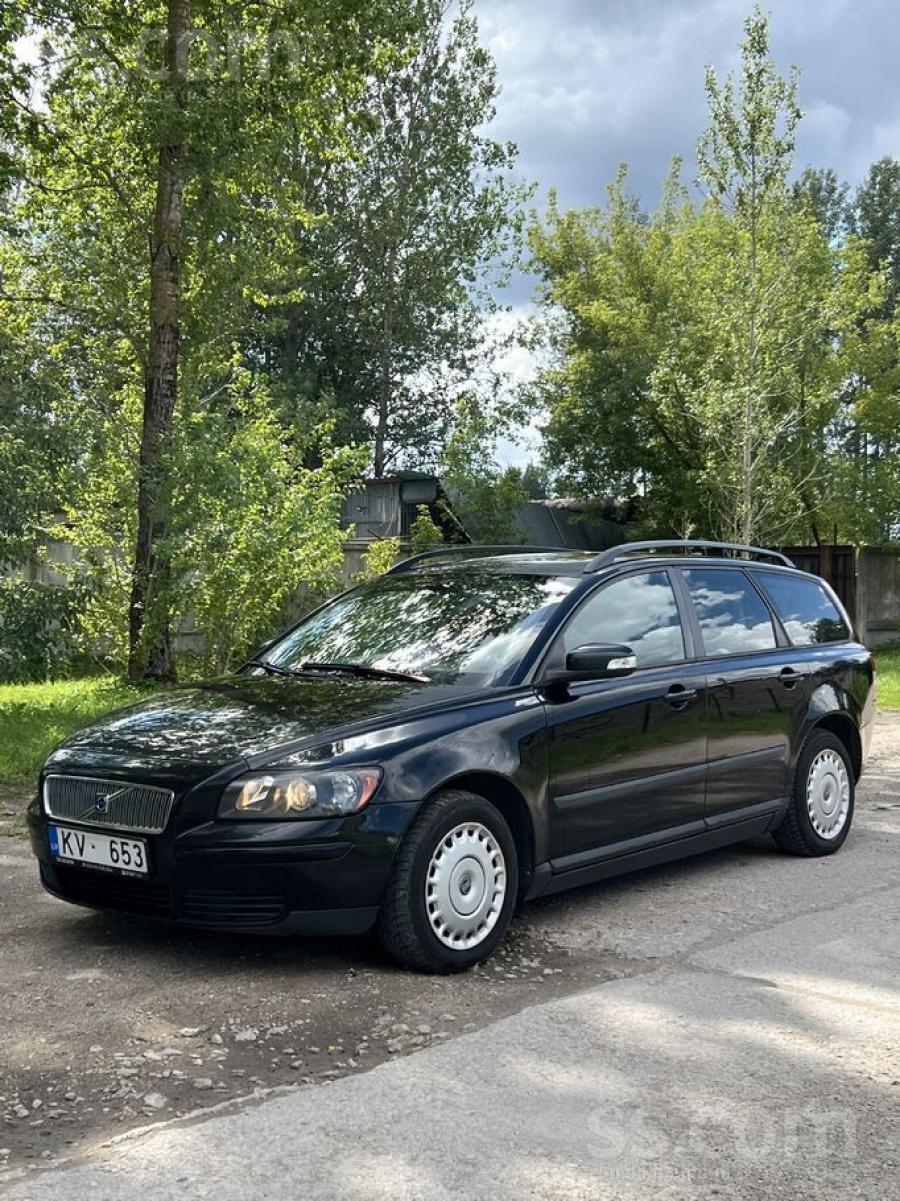Black Volvo V50 2007 in Riga, with an engine capacity of 1.60 L and mileage of 315 thousand km for 1300 €, photo 1 on AUTOMOTO.COM.LV
