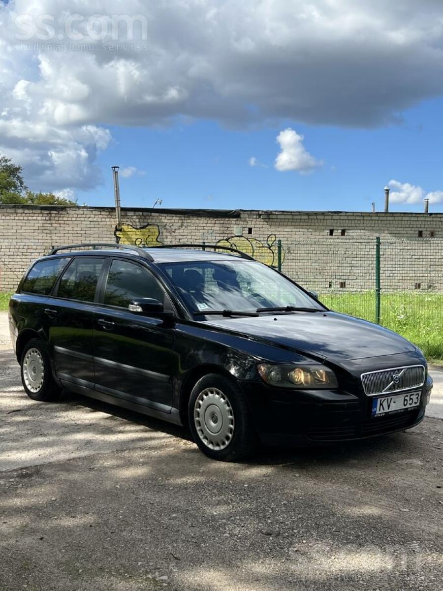 Black Volvo V50 2007 in Riga, with an engine capacity of 1.60 L and mileage of 315 thousand km for 1300 €, photo 3 on AUTOMOTO.COM.LV