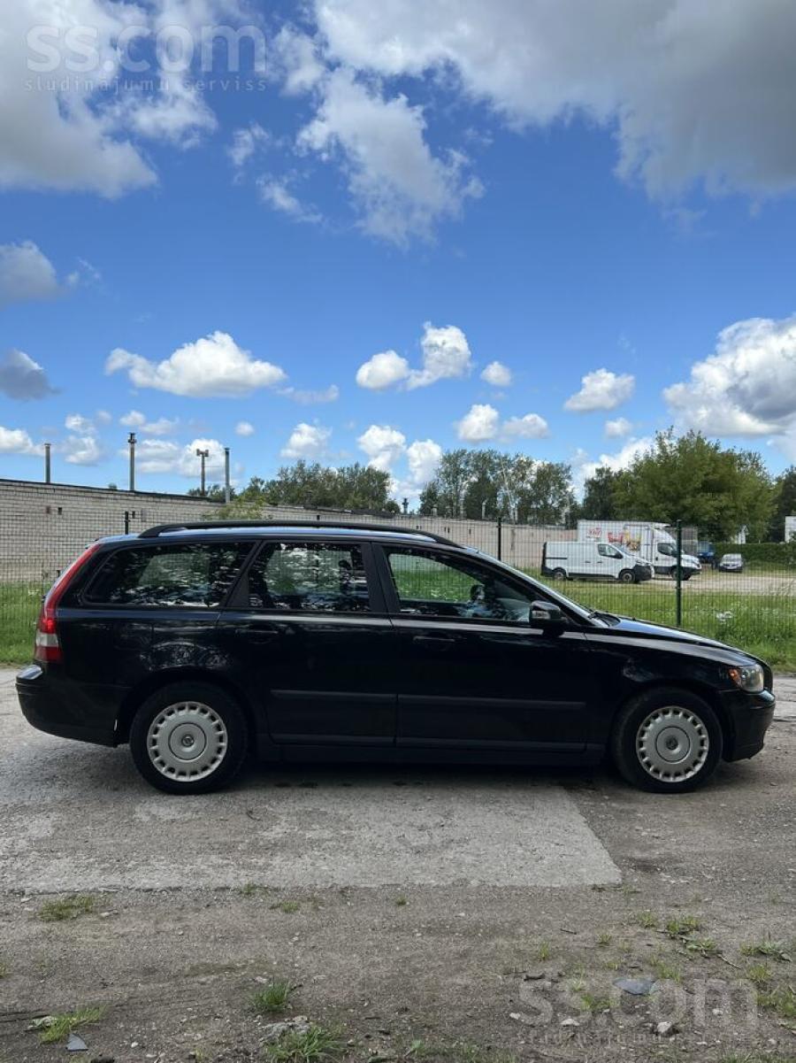 Black Volvo V50 2007 in Riga, with an engine capacity of 1.60 L and mileage of 315 thousand km for 1300 €, photo 4 on AUTOMOTO.COM.LV