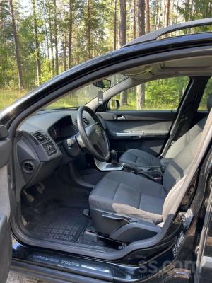 Black Volvo V50 2007 in Riga, with an engine capacity of 1.60 L and mileage of 315 thousand km for 1300 €, photo 8 on AUTOMOTO.COM.LV