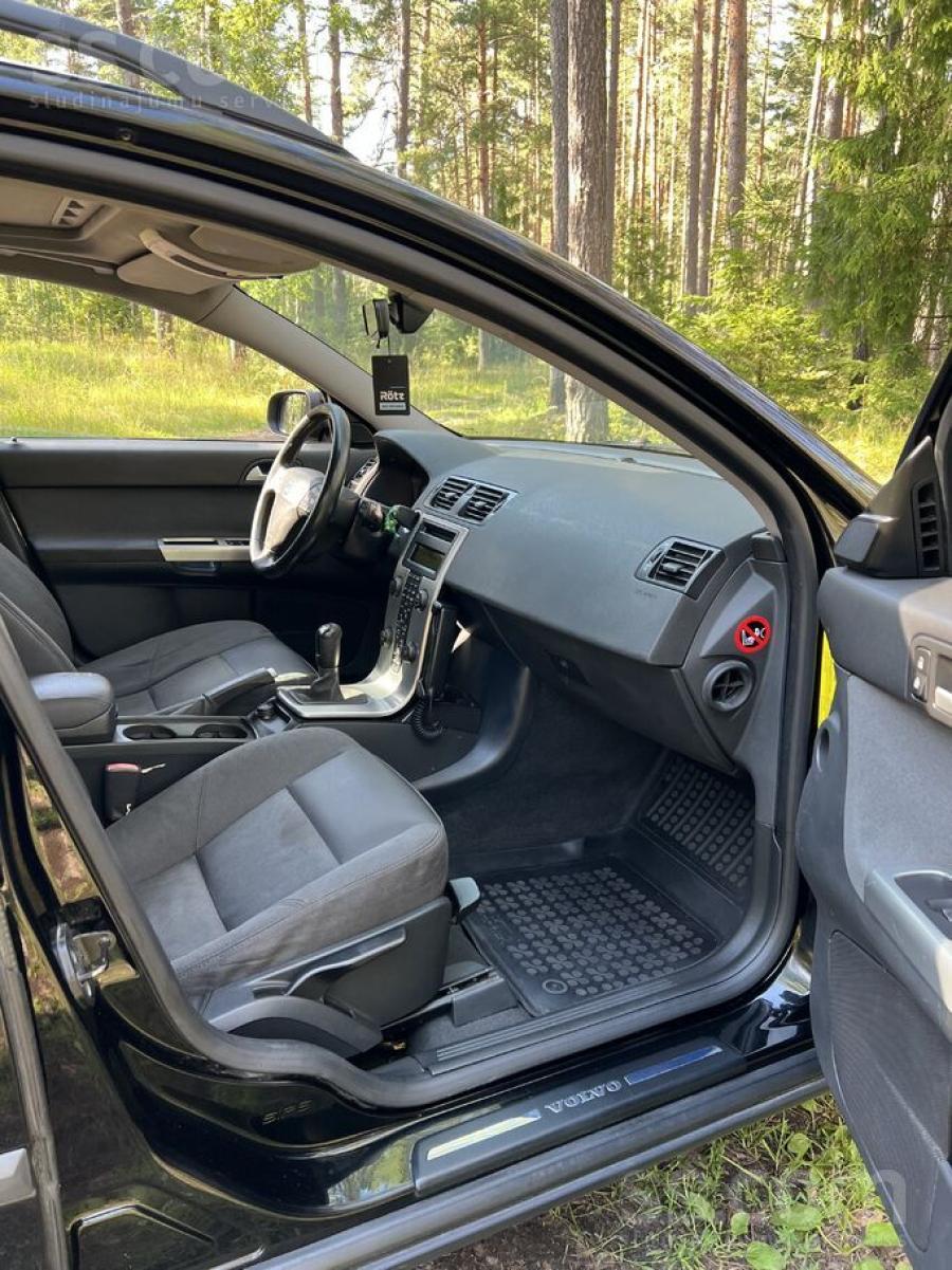 Black Volvo V50 2007 in Riga, with an engine capacity of 1.60 L and mileage of 315 thousand km for 1300 €, photo 9 on AUTOMOTO.COM.LV