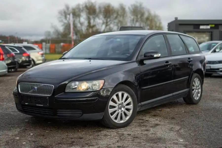 Melns Volvo V50 2007 Liepāja, ar dzinēja tilpumu 2.00 L un nobraukumu 142 tūkst. km par 4250 €, foto 1 vietnē AUTOMOTO.COM.LV