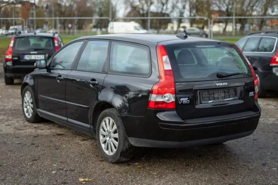 Melns Volvo V50 2007 Liepāja, ar dzinēja tilpumu 2.00 L un nobraukumu 142 tūkst. km par 4250 €, foto 3 vietnē AUTOMOTO.COM.LV