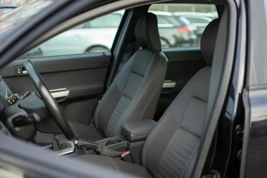Melns Volvo V50 2007 Liepāja, ar dzinēja tilpumu 2.00 L un nobraukumu 142 tūkst. km par 4250 €, foto 8 vietnē AUTOMOTO.COM.LV
