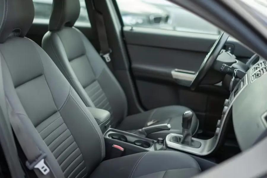 Melns Volvo V50 2007 Liepāja, ar dzinēja tilpumu 2.00 L un nobraukumu 142 tūkst. km par 4250 €, foto 10 vietnē AUTOMOTO.COM.LV
