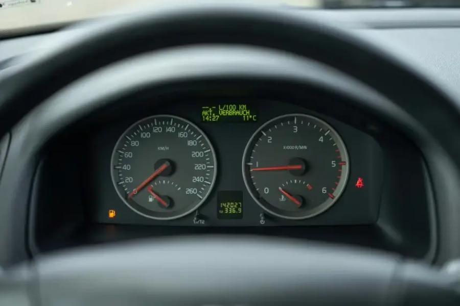 Melns Volvo V50 2007 Liepāja, ar dzinēja tilpumu 2.00 L un nobraukumu 142 tūkst. km par 4250 €, foto 12 vietnē AUTOMOTO.COM.LV