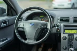 Melns Volvo V50 2007 Liepāja, ar dzinēja tilpumu 2.00 L un nobraukumu 142 tūkst. km par 4250 €, foto 13 vietnē AUTOMOTO.COM.LV