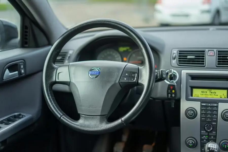 Melns Volvo V50 2007 Liepāja, ar dzinēja tilpumu 2.00 L un nobraukumu 142 tūkst. km par 4250 €, foto 13 vietnē AUTOMOTO.COM.LV