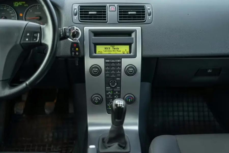 Melns Volvo V50 2007 Liepāja, ar dzinēja tilpumu 2.00 L un nobraukumu 142 tūkst. km par 4250 €, foto 14 vietnē AUTOMOTO.COM.LV