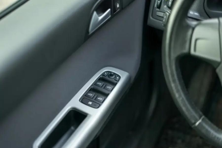 Melns Volvo V50 2007 Liepāja, ar dzinēja tilpumu 2.00 L un nobraukumu 142 tūkst. km par 4250 €, foto 15 vietnē AUTOMOTO.COM.LV