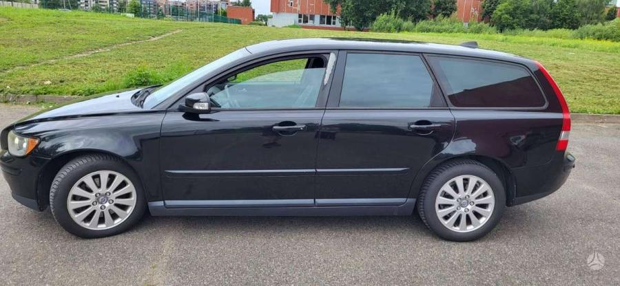 Black Volvo V50 2007 in Klaipeda, with an engine capacity of 2.00 L and mileage of 303 thousand km for 1200 €, photo 3 on AUTOMOTO.COM.LV