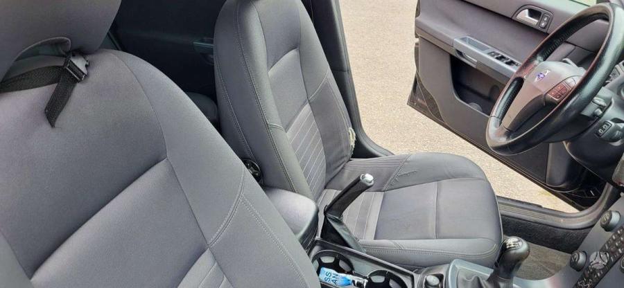 Black Volvo V50 2007 in Klaipeda, with an engine capacity of 2.00 L and mileage of 303 thousand km for 1200 €, photo 7 on AUTOMOTO.COM.LV