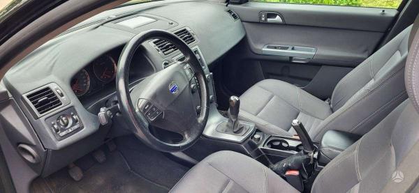 Black Volvo V50 2007 in Klaipeda, with an engine capacity of 2.00 L and mileage of 303 thousand km for 1200 €, photo 8 on AUTOMOTO.COM.LV