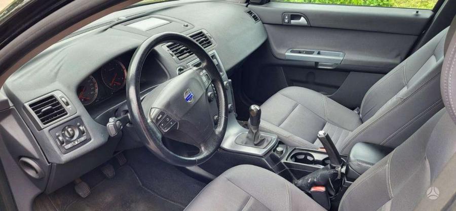 Black Volvo V50 2007 in Klaipeda, with an engine capacity of 2.00 L and mileage of 303 thousand km for 1200 €, photo 9 on AUTOMOTO.COM.LV