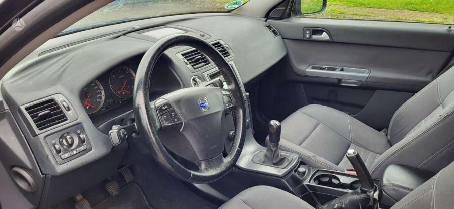 Black Volvo V50 2007 in Klaipeda, with an engine capacity of 2.00 L and mileage of 303 thousand km for 1200 €, photo 11 on AUTOMOTO.COM.LV